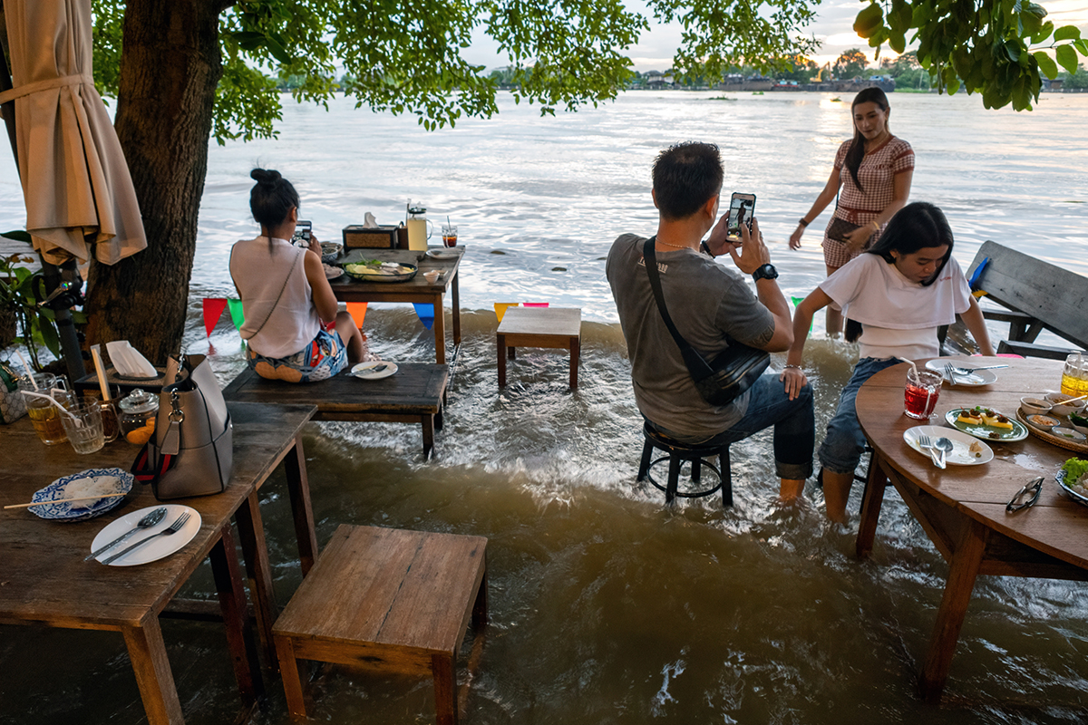 Dining in the floods | Bangkok Tribune